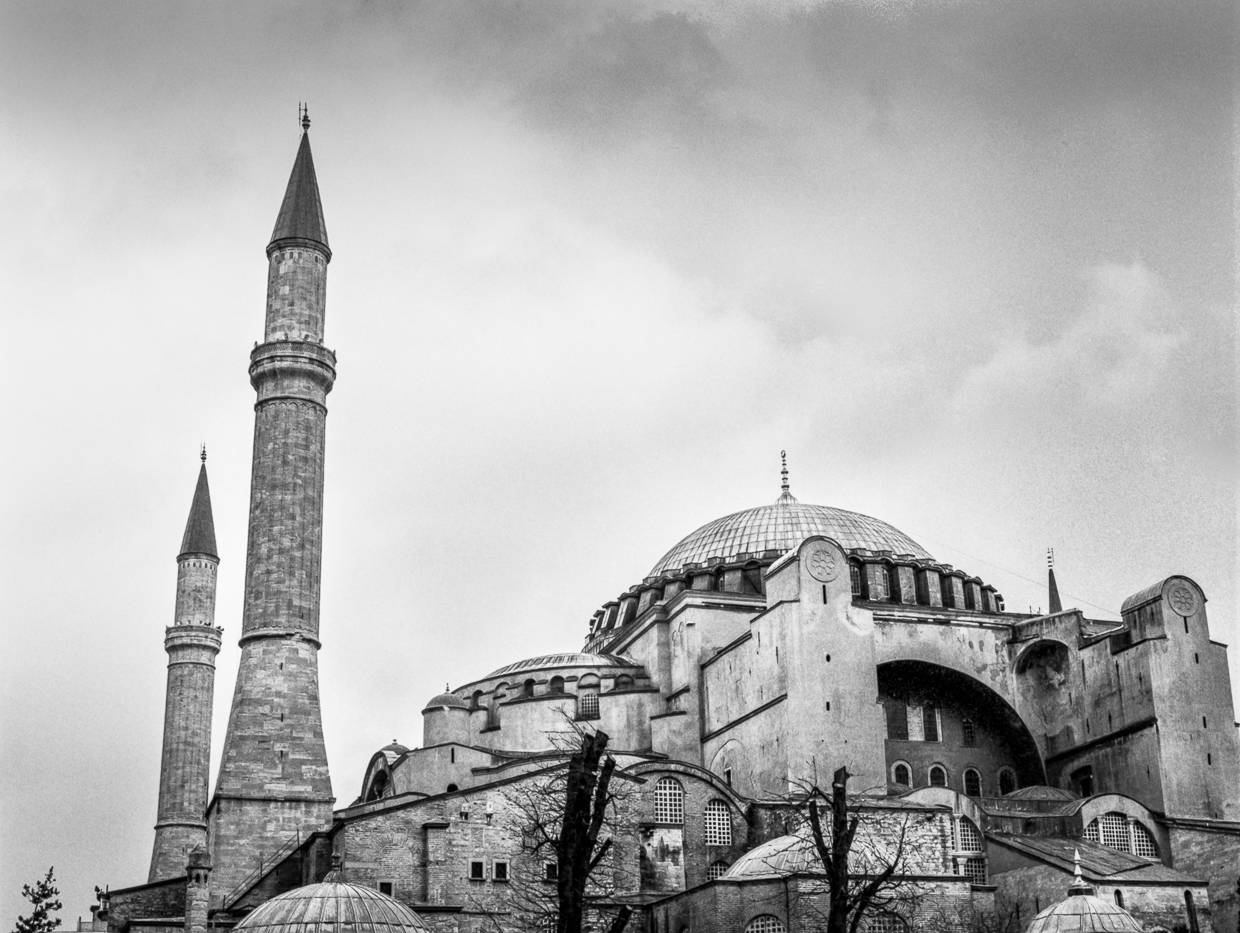 Il Sacro Graal: Un Viaggio tra Istanbul e Valencia - undisclosed signs